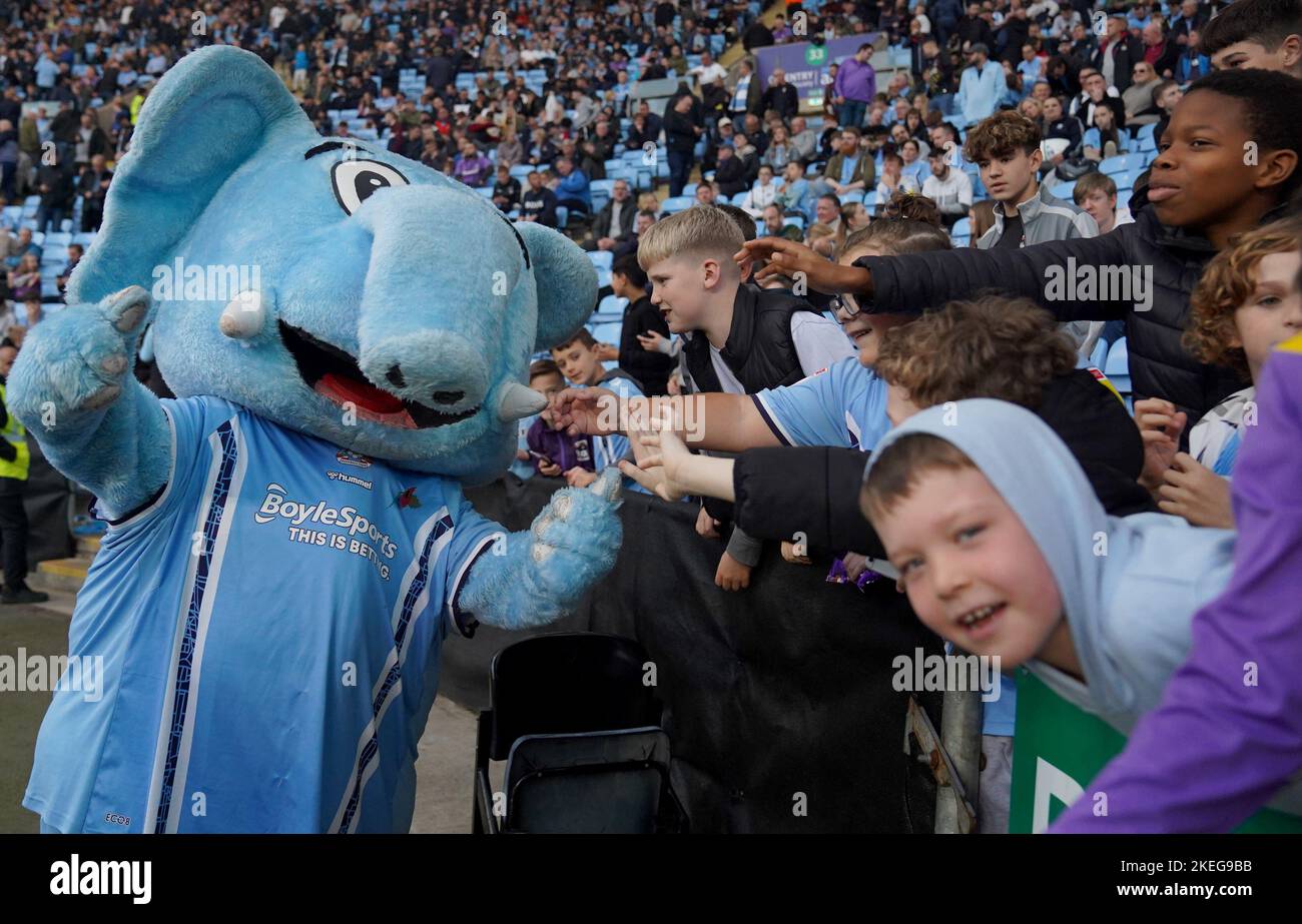 Coventry citys maskottchen sam mit coventry city fans -Fotos und ...
