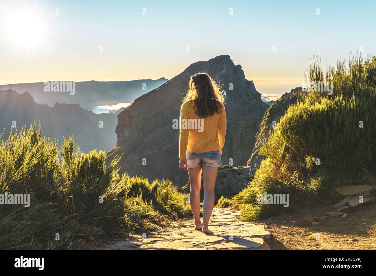 Beschreibung: Sportliche Frau, die barfuß in der Abendsonne auf dem ...