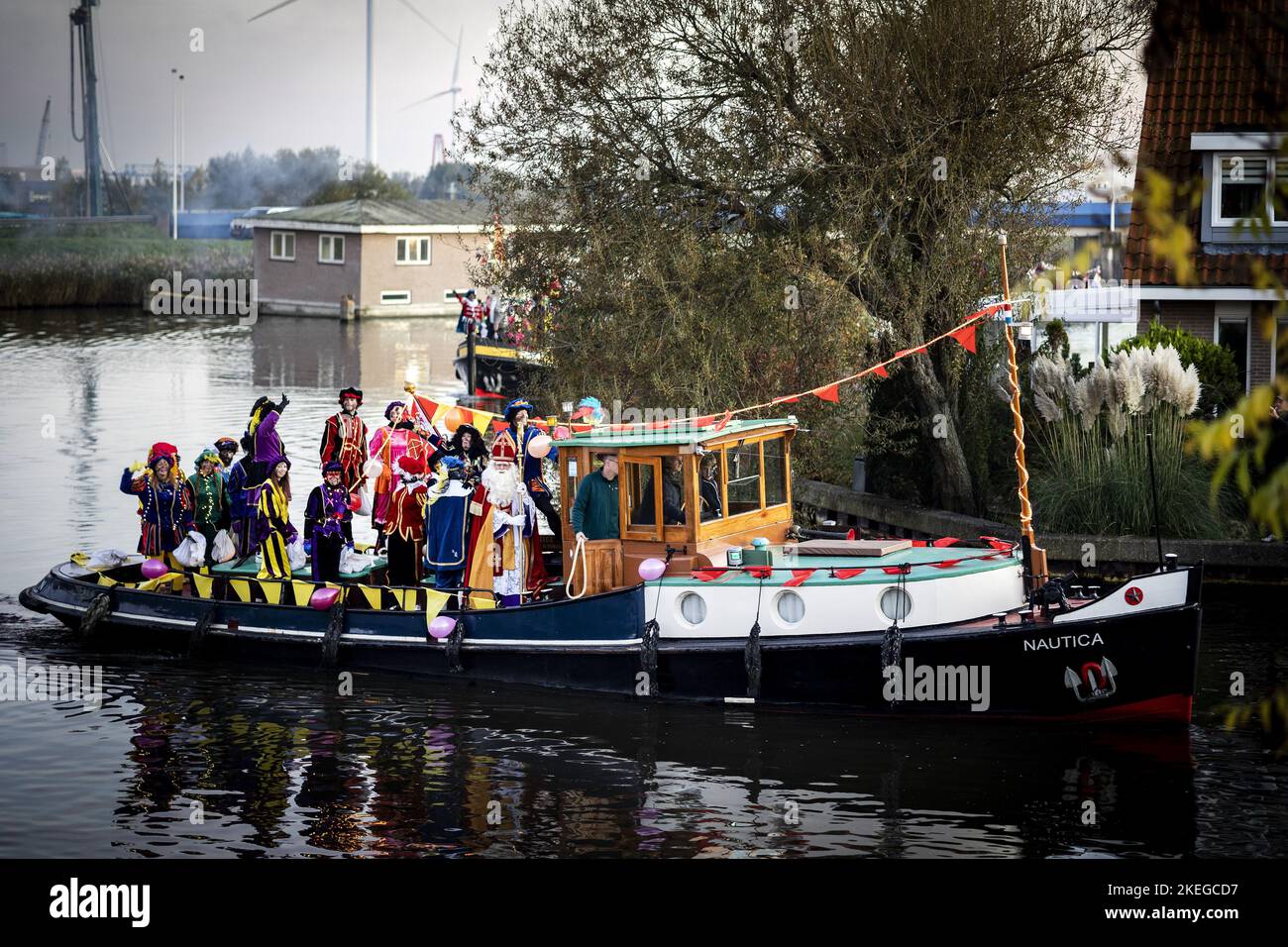 2022-11-12 17:03:13 Westzaan - Sinterklaas und Zwarte Piet kommen am ...