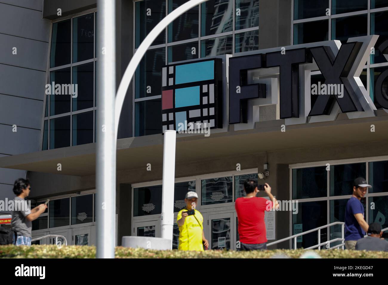 Das Logo von FTX ist am Eingang der FTX Arena in Miami, Florida, USA, am 12. November 2022 zu ...