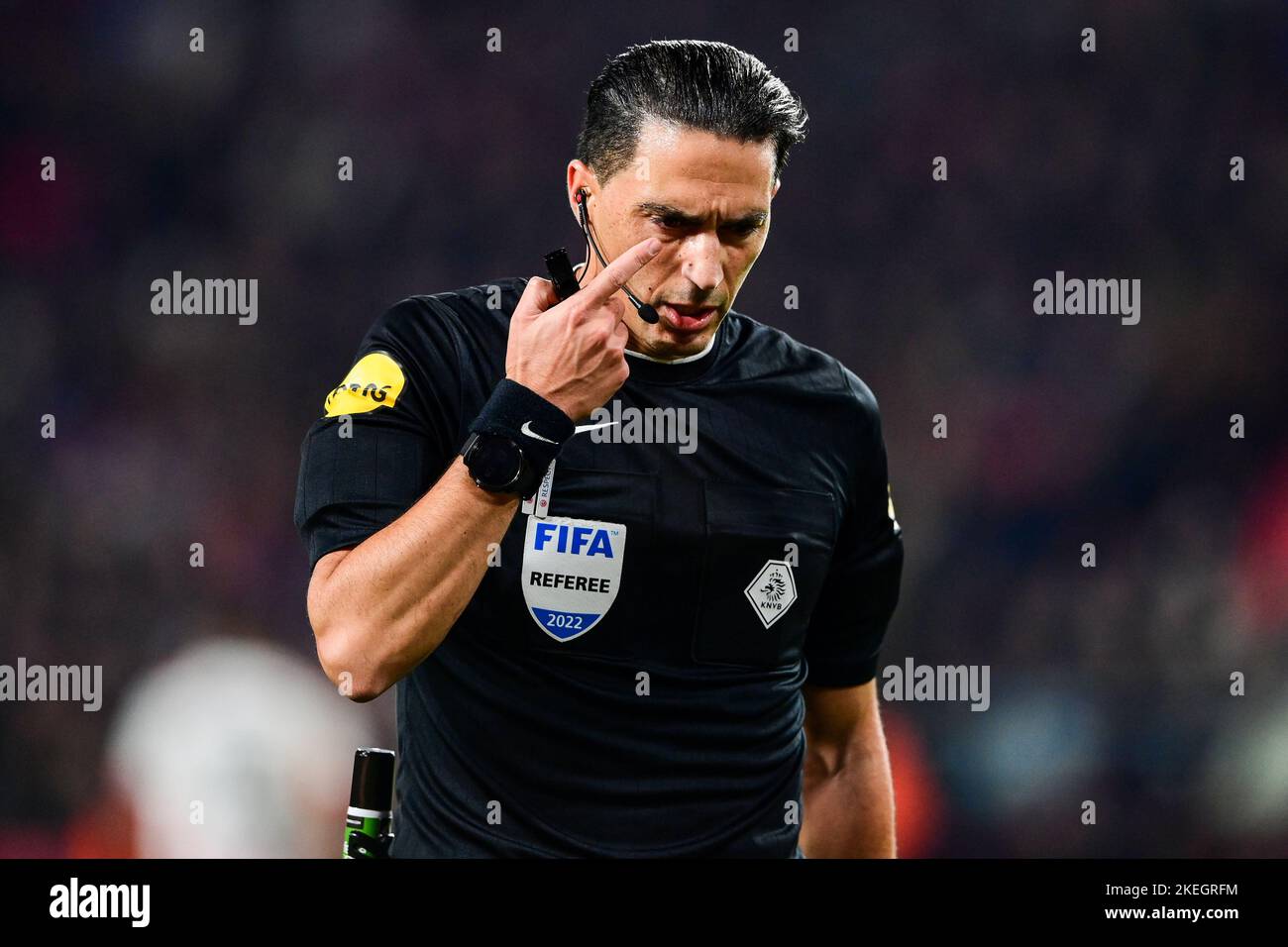 EINDHOVEN - Schiedsrichter Serdar Gozubuyuk während des ...