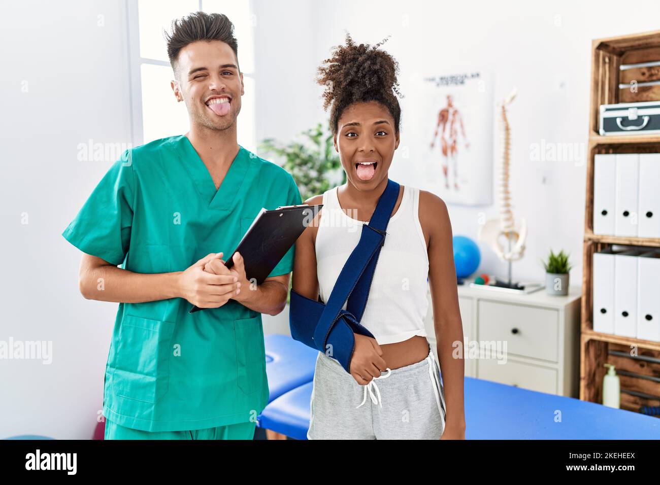 Physiotherapeut, der mit dem Patienten arbeitet, der Arm auf dem ...