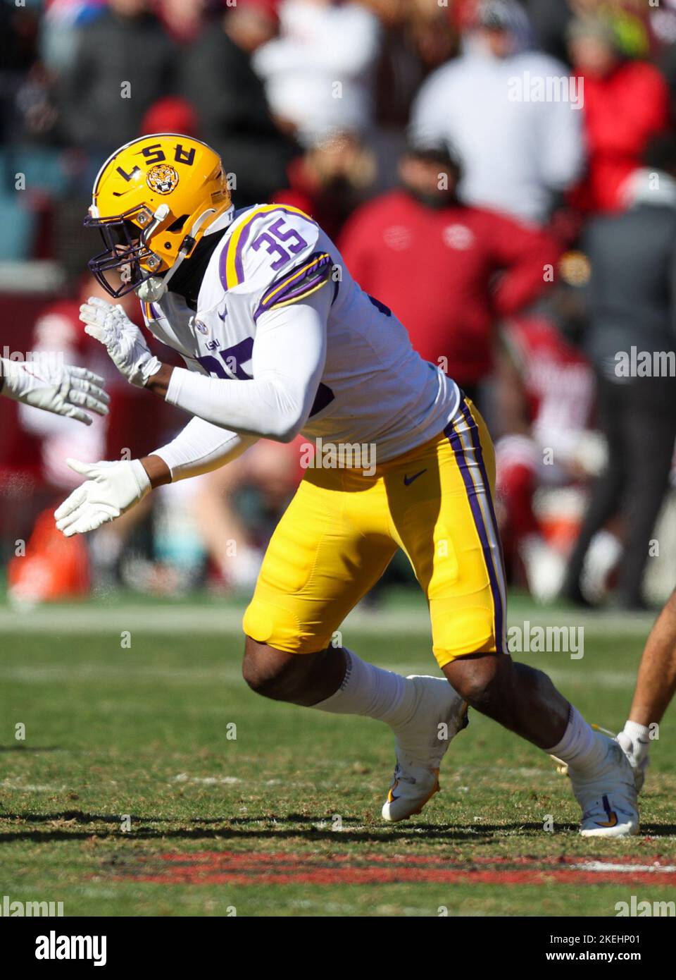 12. November 2022: SaiÃ vion Jones #35 LSU Defensive End kommt auf dem ...