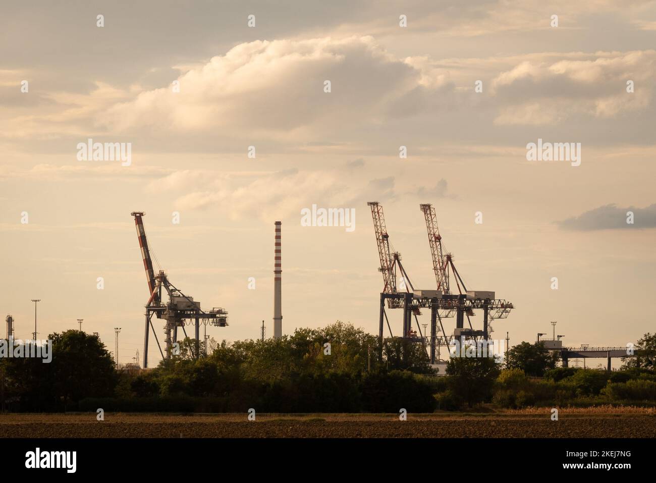Industrie- und Hafengebiet von Ravenna, das Produktionsviertel besteht ...