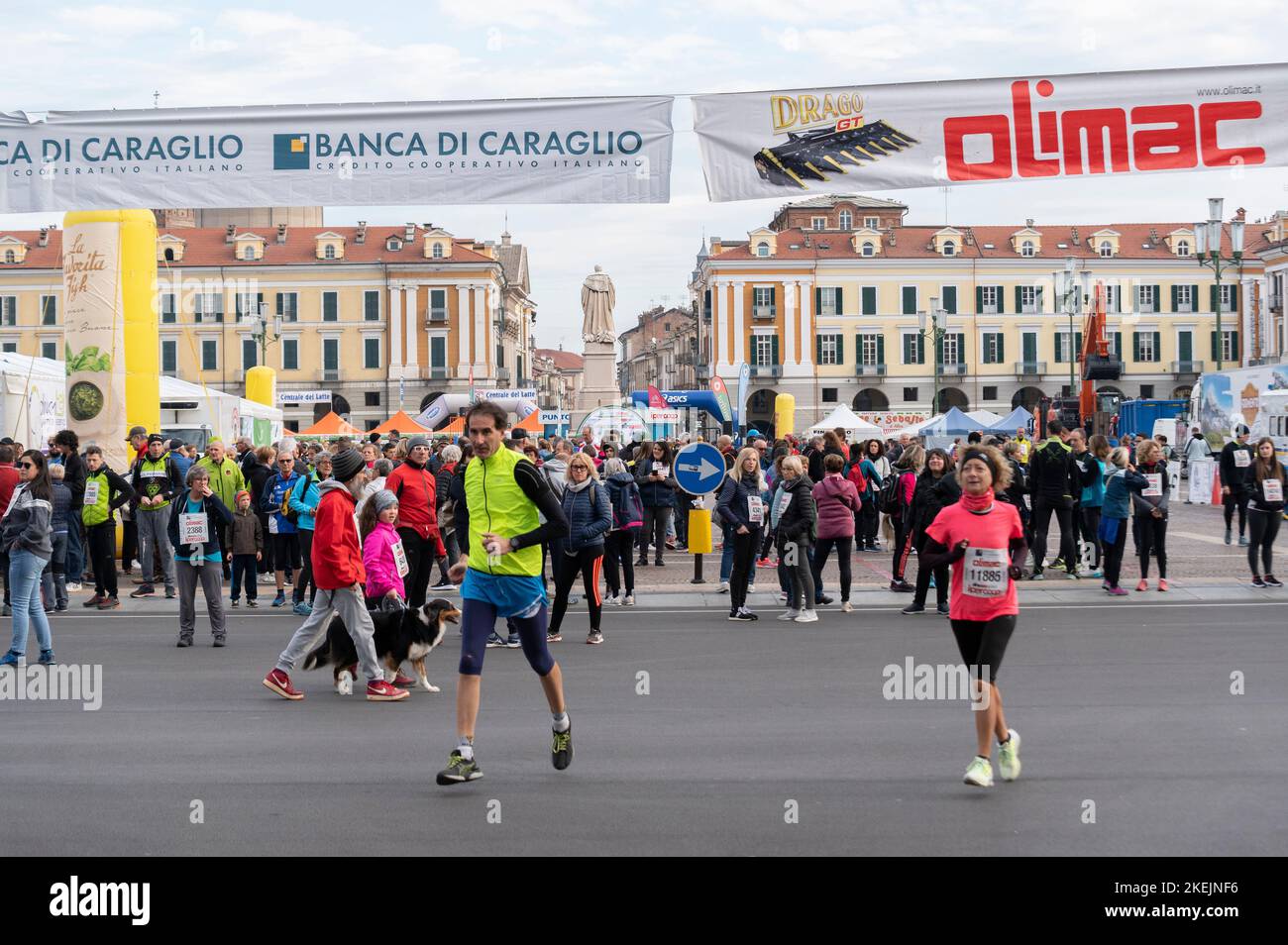 Cuneo, Italien. 13. November 2022. Einige der 18.500 Teilnehmer an der ...