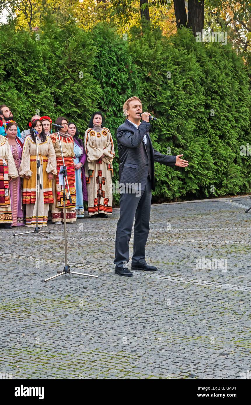 Dnipro, Ukraine - 14. Oktober 2022: Männlicher Sänger und Chor in ...