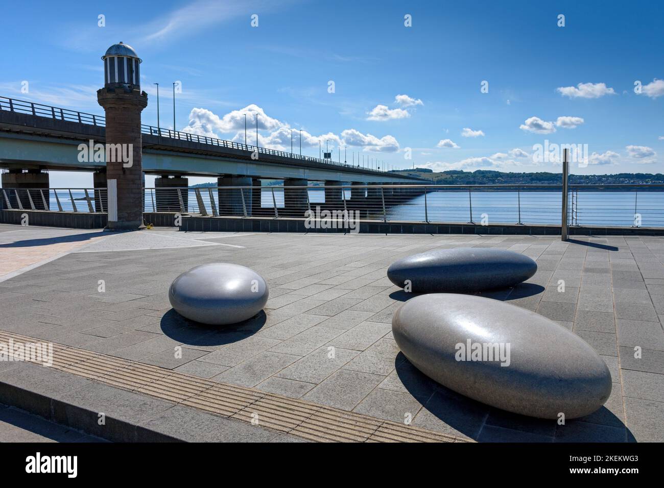 Die Tay Road Bridge, Telford Beacon und die Pendeen Pebble Seats von ...
