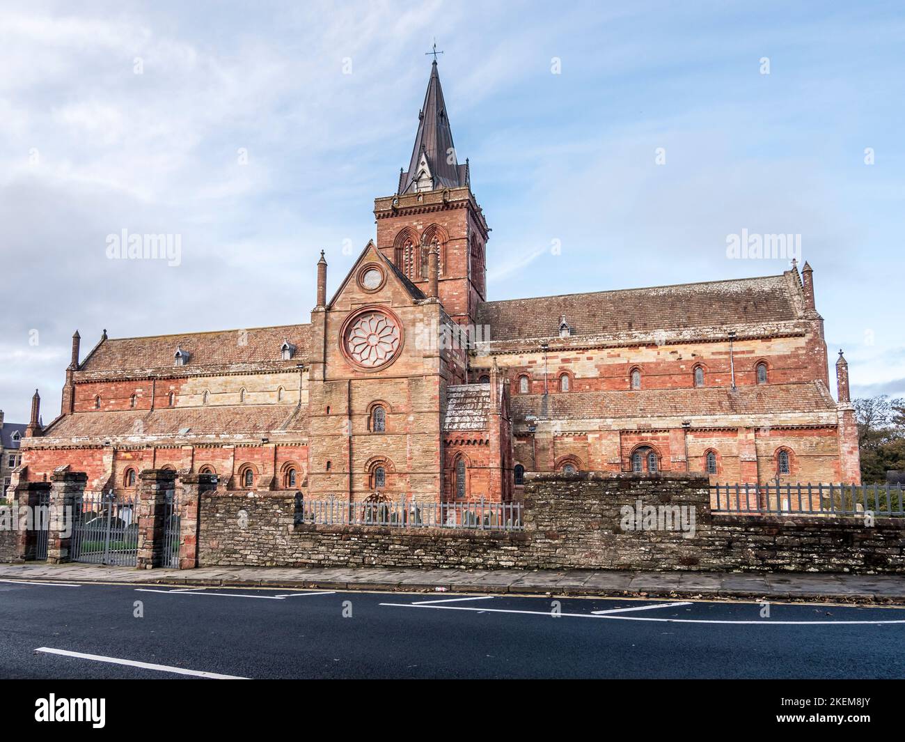 Das Bild zeigt die Kathedrale St. Magnus aus dem 12. Jahrhundert in Kirkwall auf Orkney. Die ...