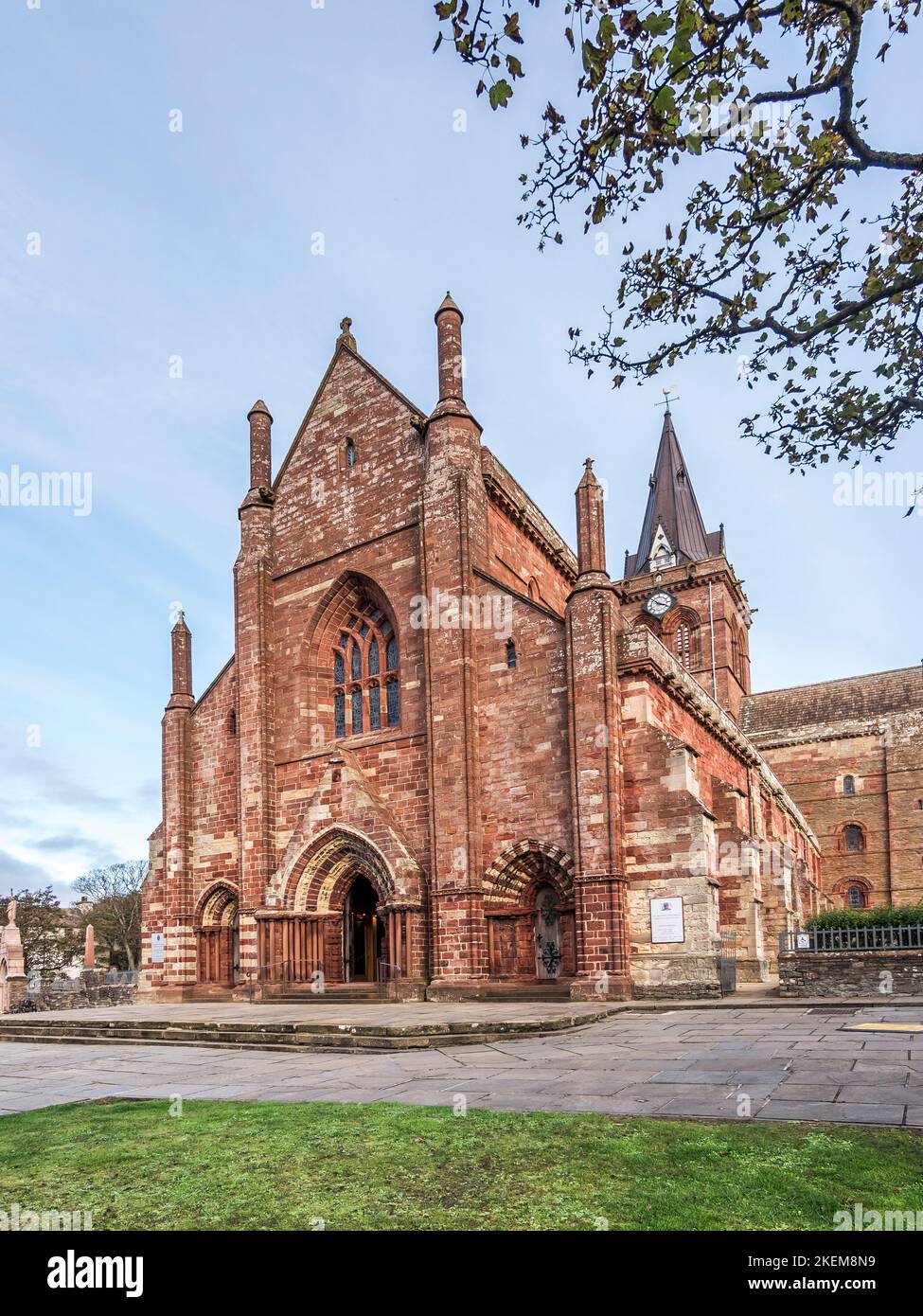 Das Bild zeigt die Kathedrale St. Magnus aus dem 12. Jahrhundert in Kirkwall auf Orkney. Die ...