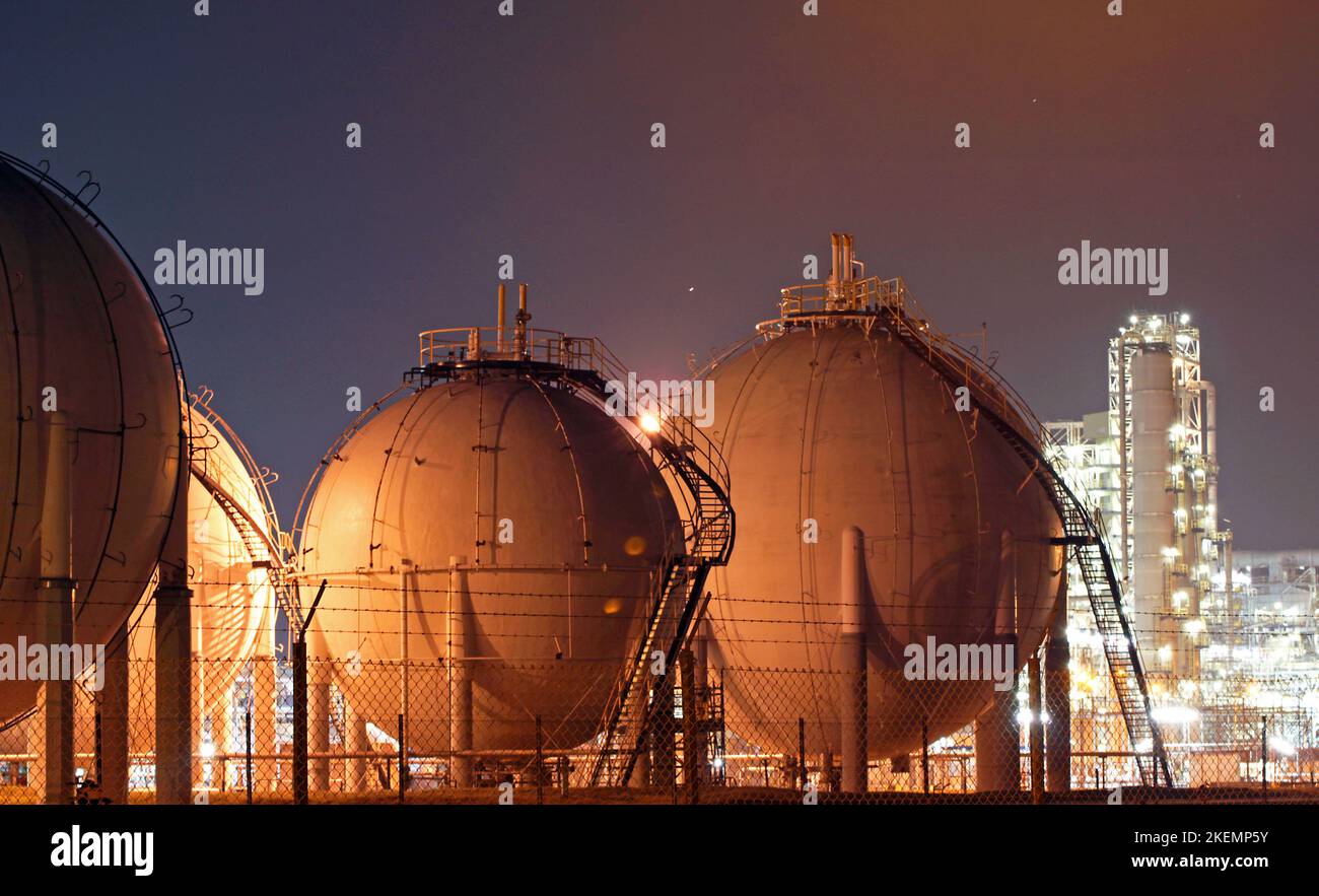 Eine große Öl-Raffinerie-Anlage mit Flüssiggas - LNG - Speichertanks ...