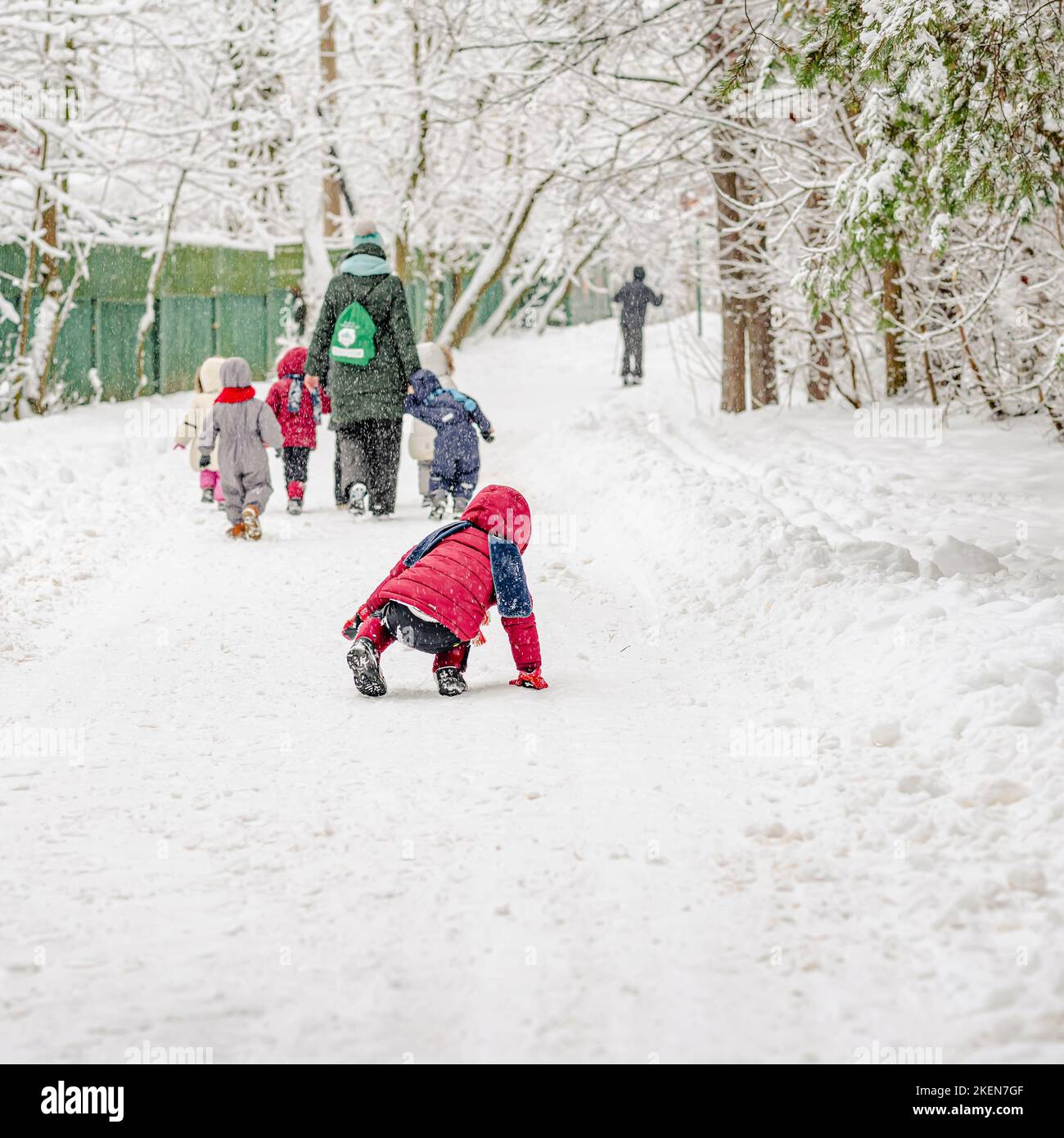 Winter, Schnee, Park, eine Gruppe von kleinen Kindern, die an der ...