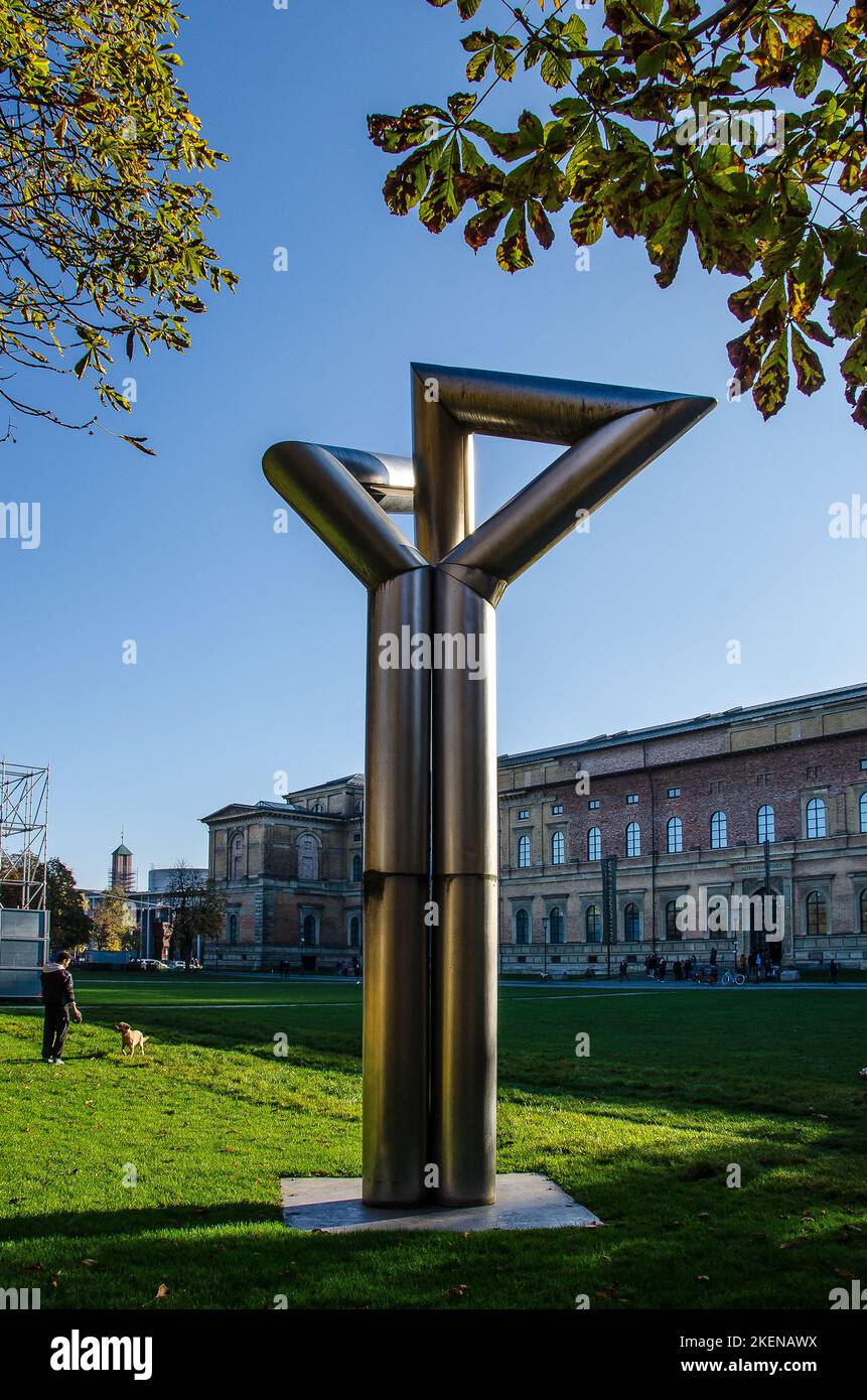 Sculpture by im skulpturenpark der pinakotheken -Fotos und ...