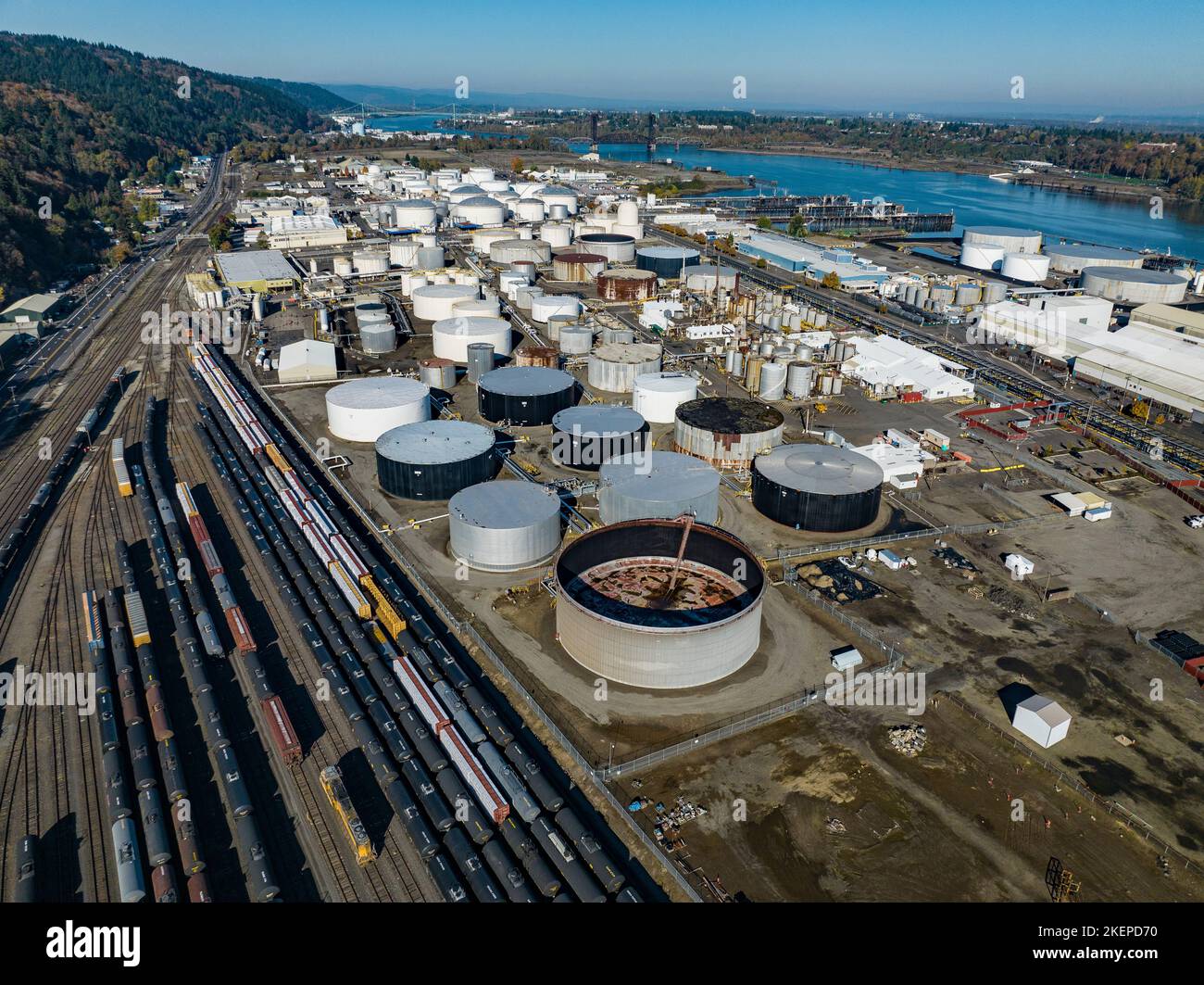 Erdöl- und Chemietankfarmen entlang eines belebten Bahnhofs am ...