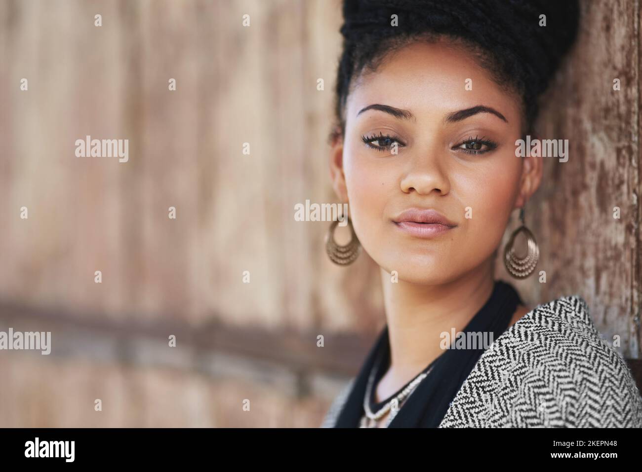 Glauben Sie an sich selbst ein wenig mehr. Eine attraktive junge Frau ...