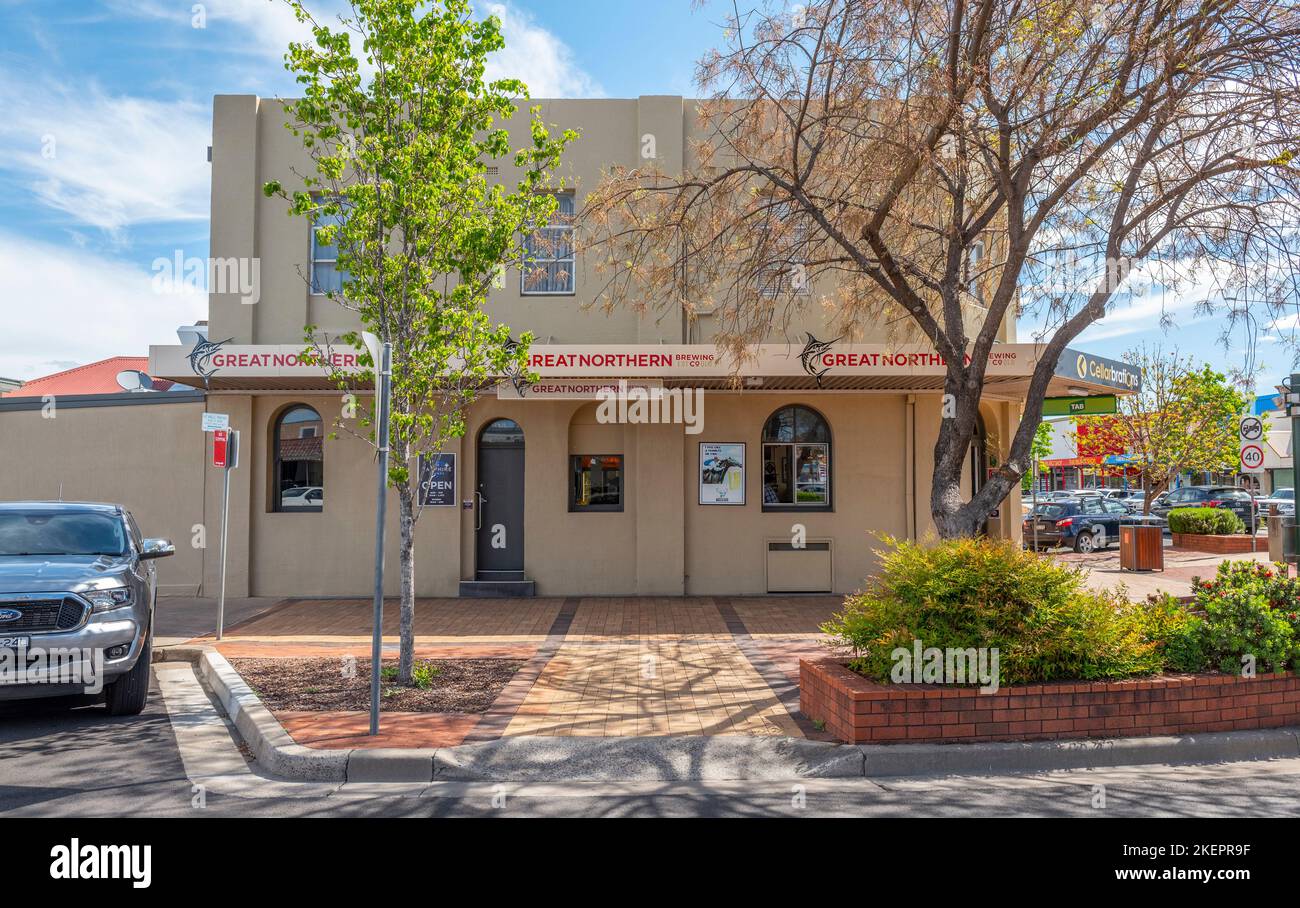 Das Tatts Hotel ist ein seit langem etablierter Pub in der Hauptstraße ...