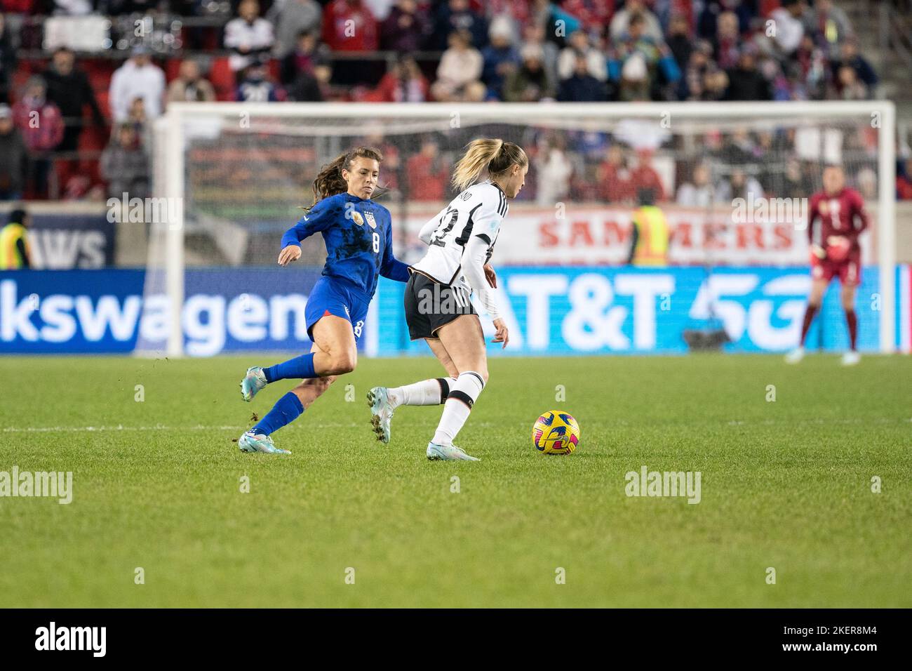 Jule Brand (22) aus Deutschland kontrolliert den Ball beim ...