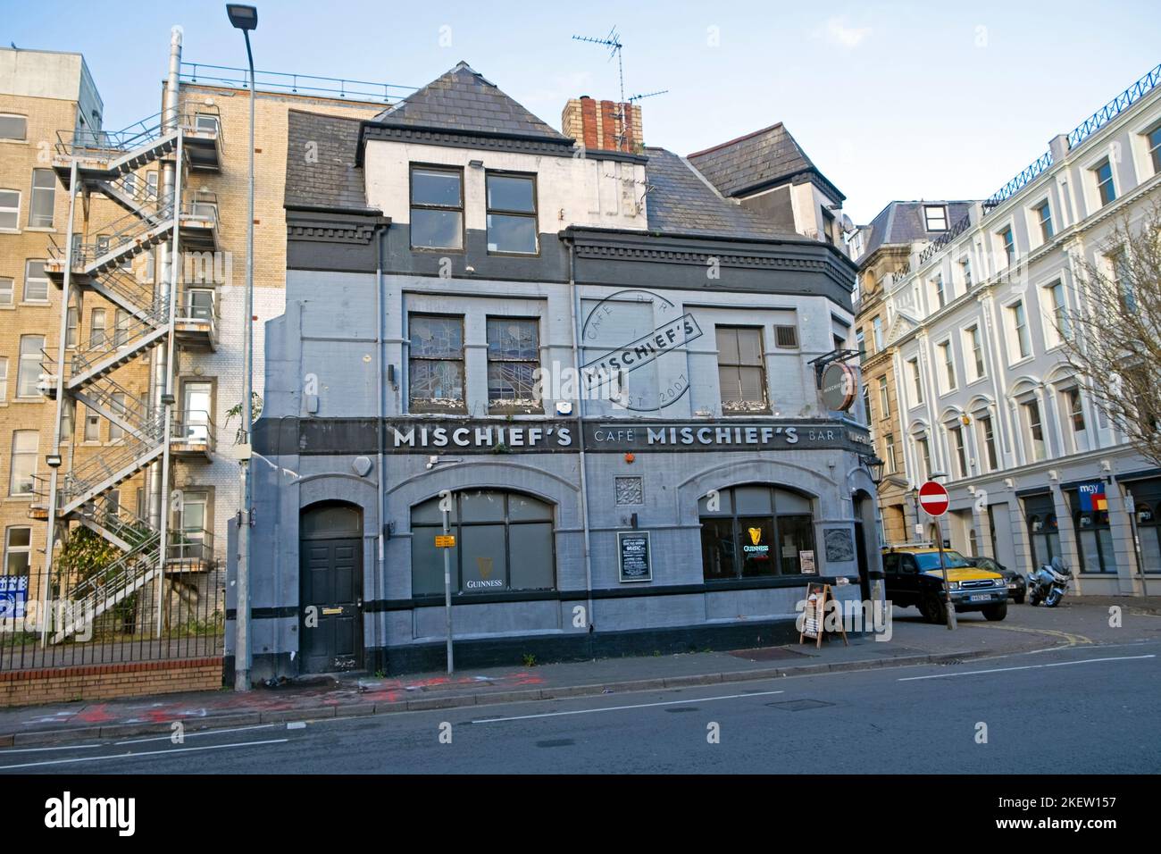 Unfug cafe bar -Fotos und -Bildmaterial in hoher Auflösung – Alamy