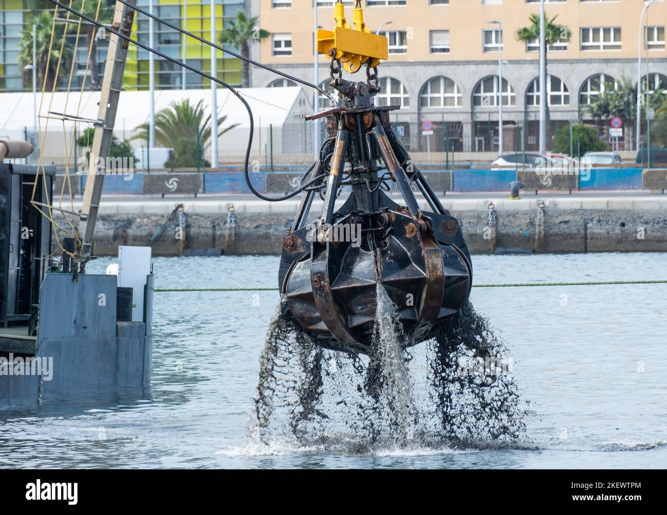 Bagger Baggern öligen Schlamm aus Docks, um Tiefe für größere Schiffe ...
