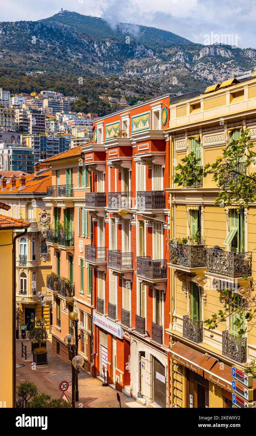 Monaco, Frankreich - 2. August 2022: Farbenfrohe, exklusive Mietshäuser ...