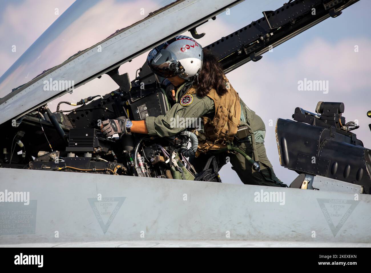 Die US Marine Corps Capt. Heather Hamilton, ein Waffensystemoffizier ...
