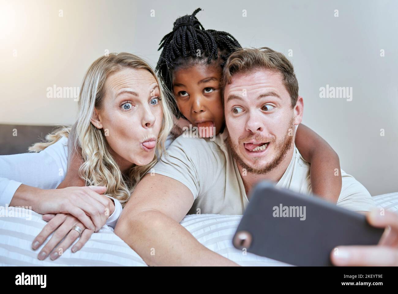 Kind, Eltern oder Comic-Gesicht für Handy-Selfie im Haus, Hotel oder zu ... Kind, Eltern oder Comic-Gesicht für Handy-Selfie im Haus, Hotel oder zu ...