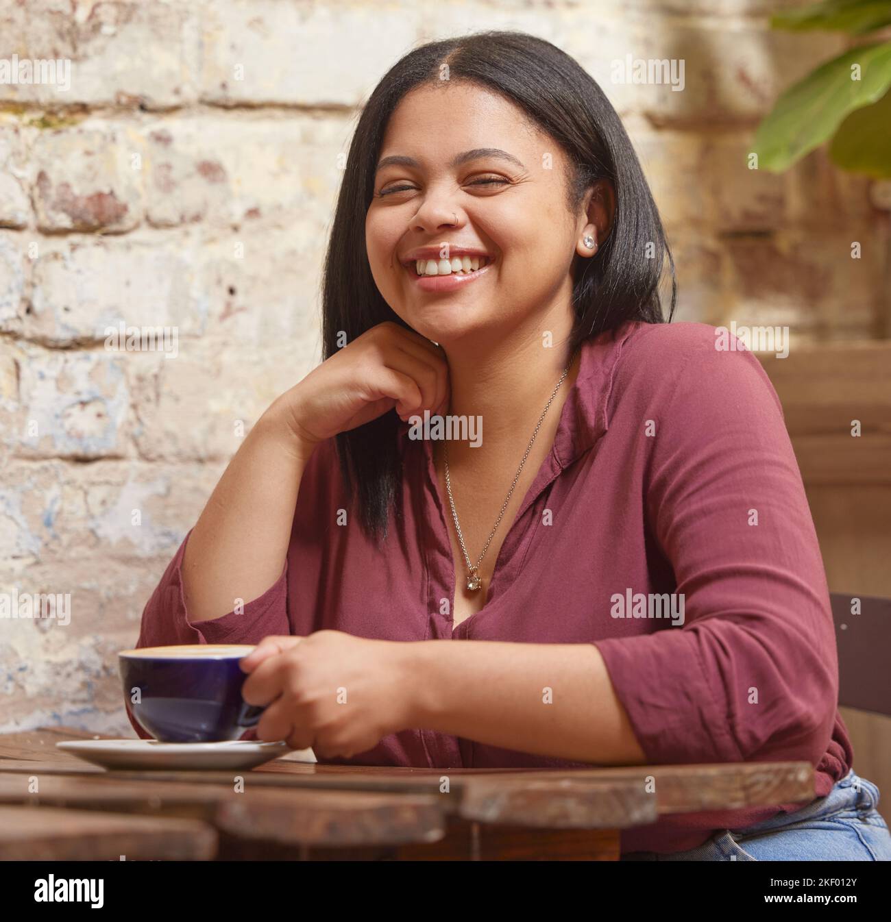 Cafe, Kaffee oder Tee Porträt einer Frau mit echtem Lächeln hält Tee Tasse mit Glück auf Drink ...