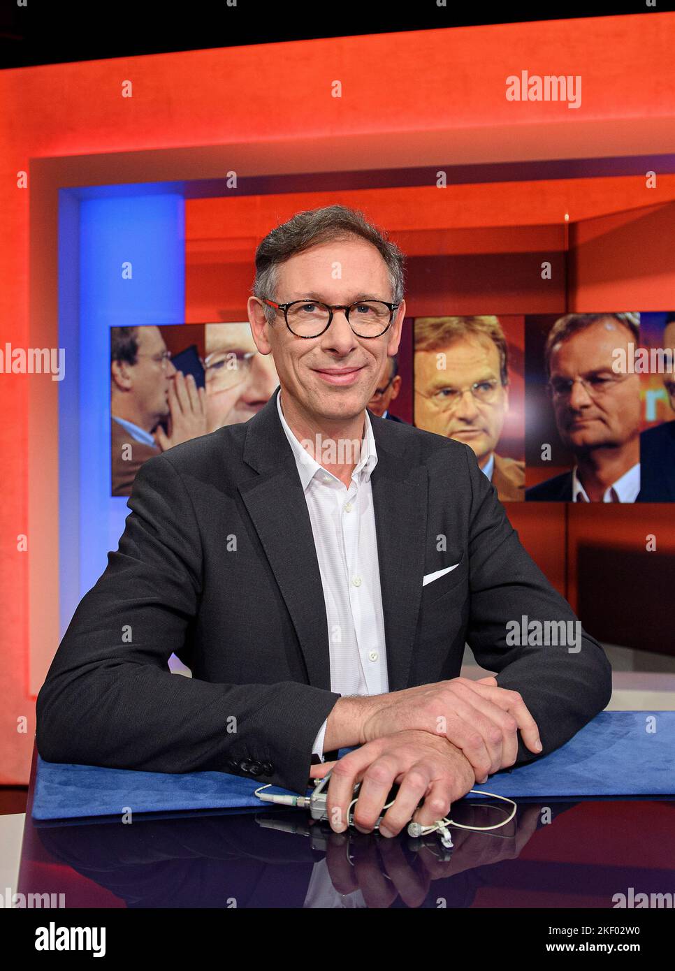 Steffen simon mediendirektor des deutschen fussball bundes dfb -Fotos ...