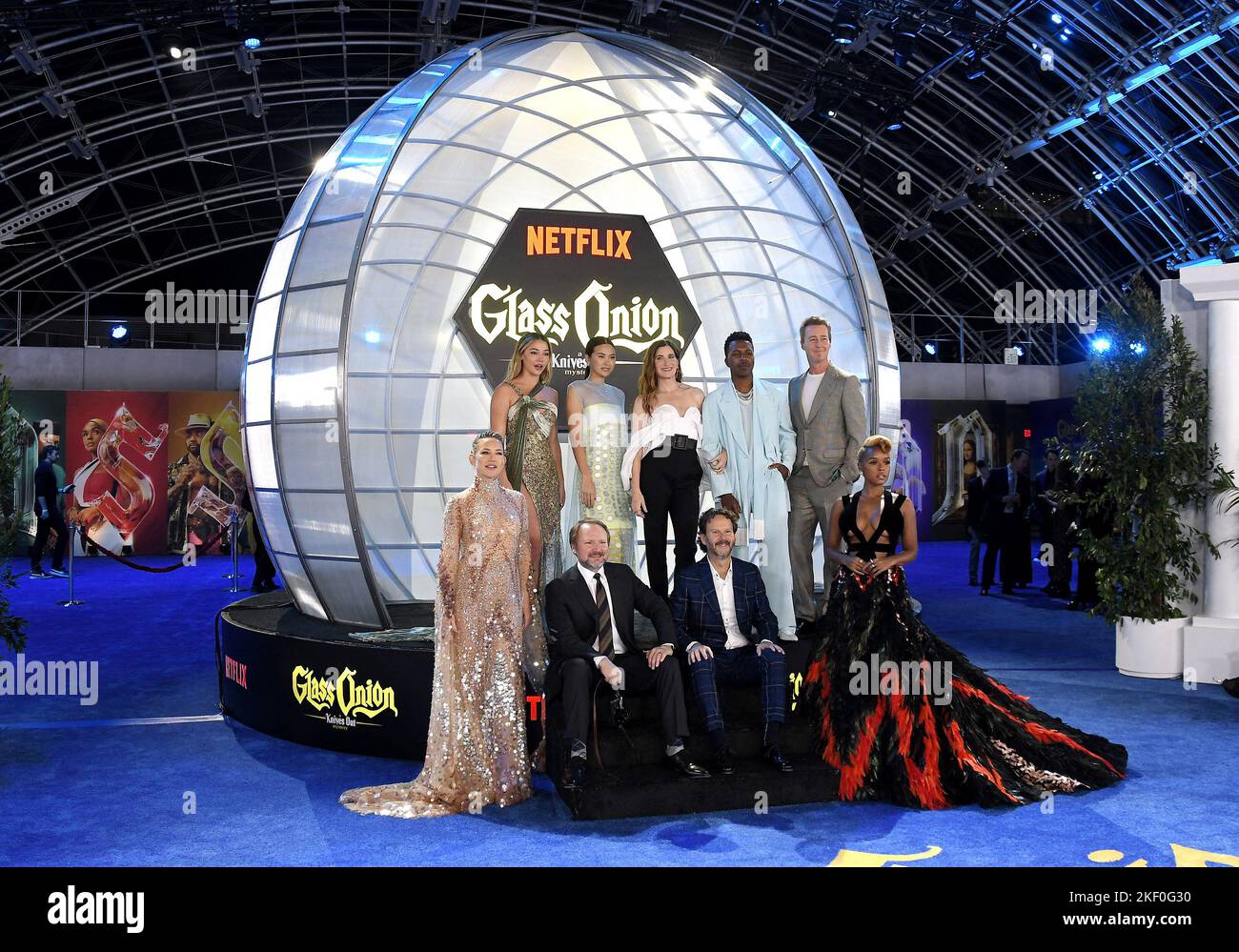 GLASZWIEBEL: A MESSERS OUT MYSTERY Cast & Crew (L-R oben) Madelyn Cline ...