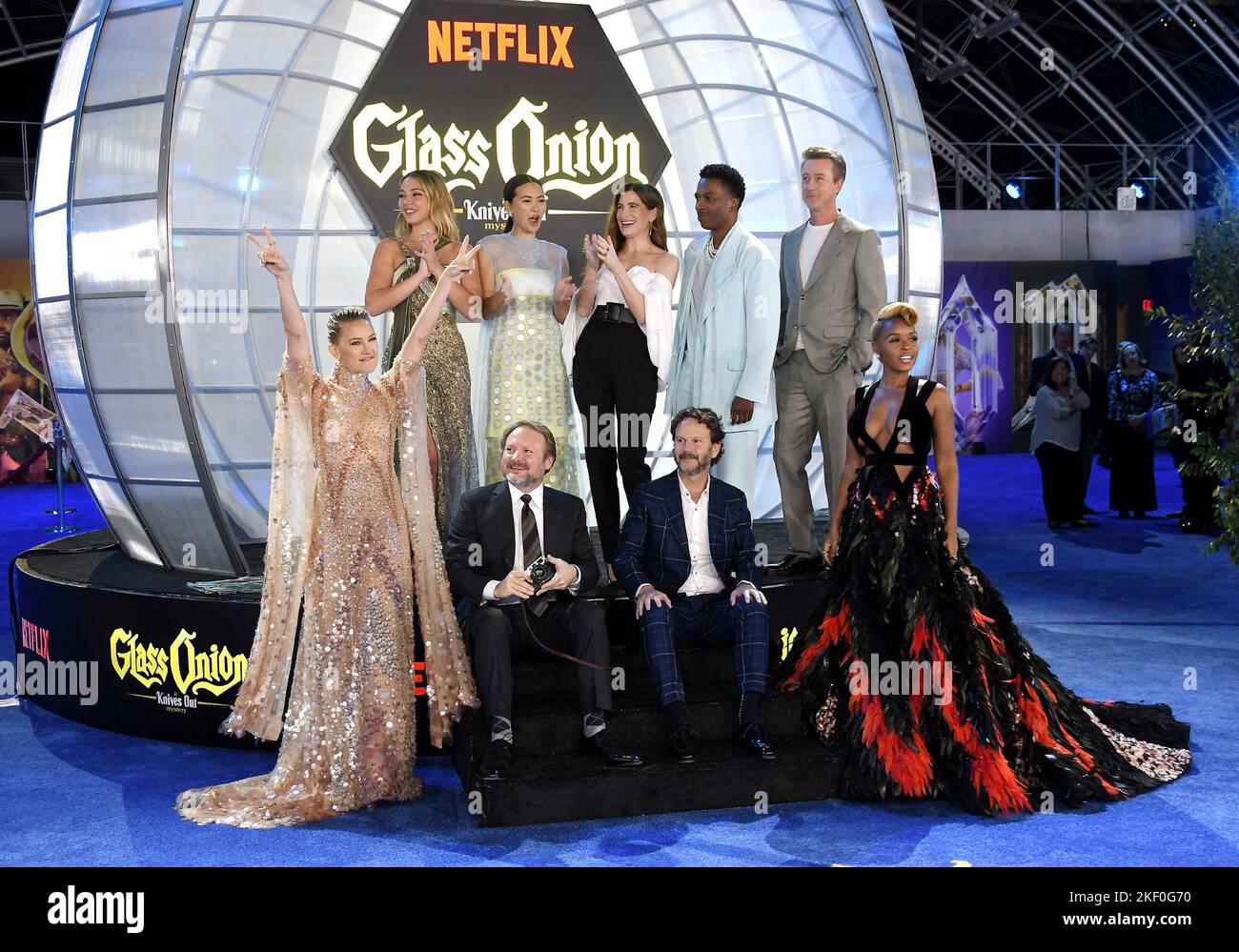 Los Angeles, USA. 14.. November 2022. GLASZWIEBEL: A MESSERS OUT ...