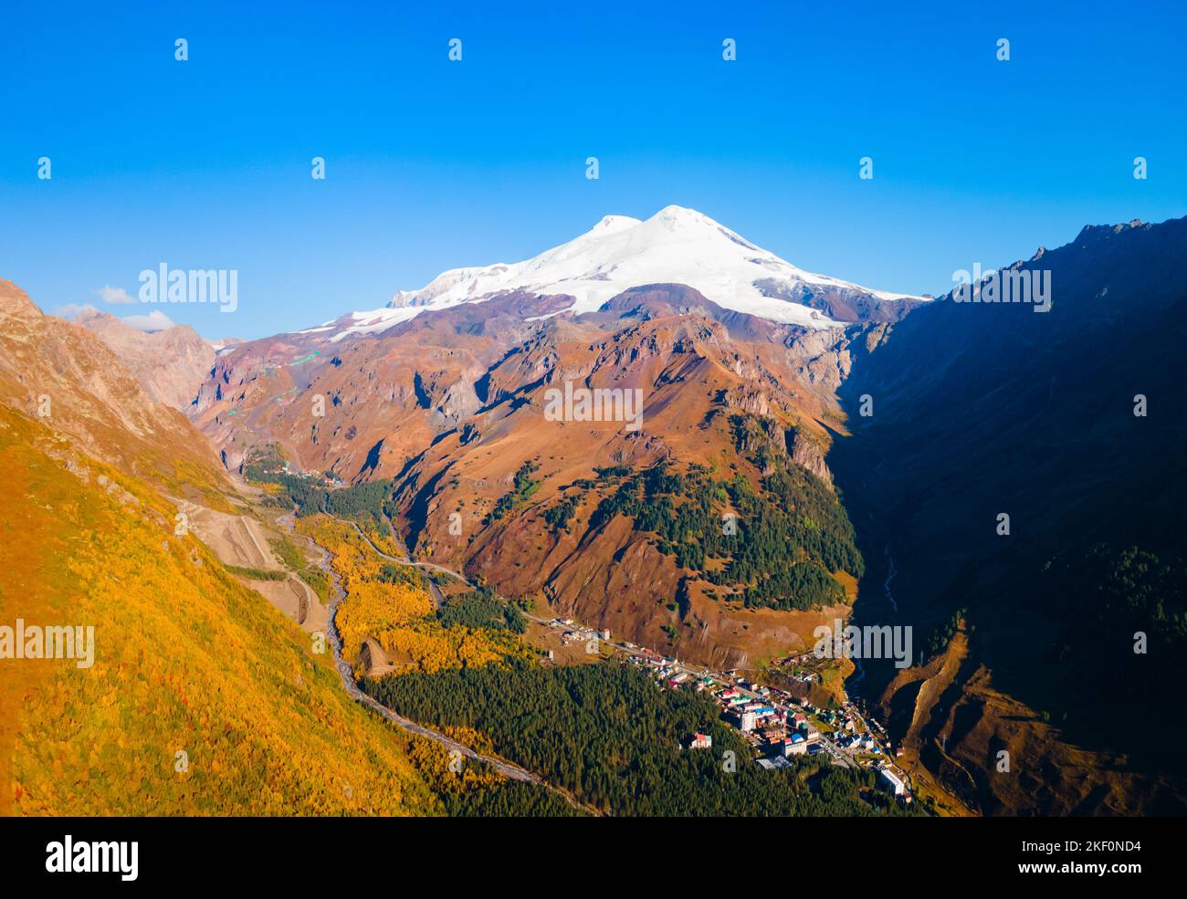 Der Elbrus ist der höchste und markante Berggipfel In Russland und ...