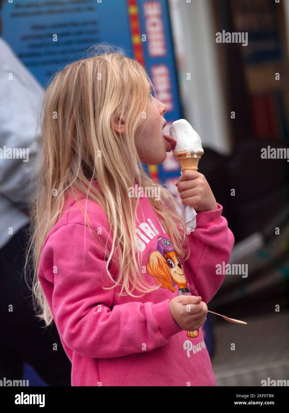 Mädchen mit blonden haaren mit eis -Fotos und -Bildmaterial in hoher ...