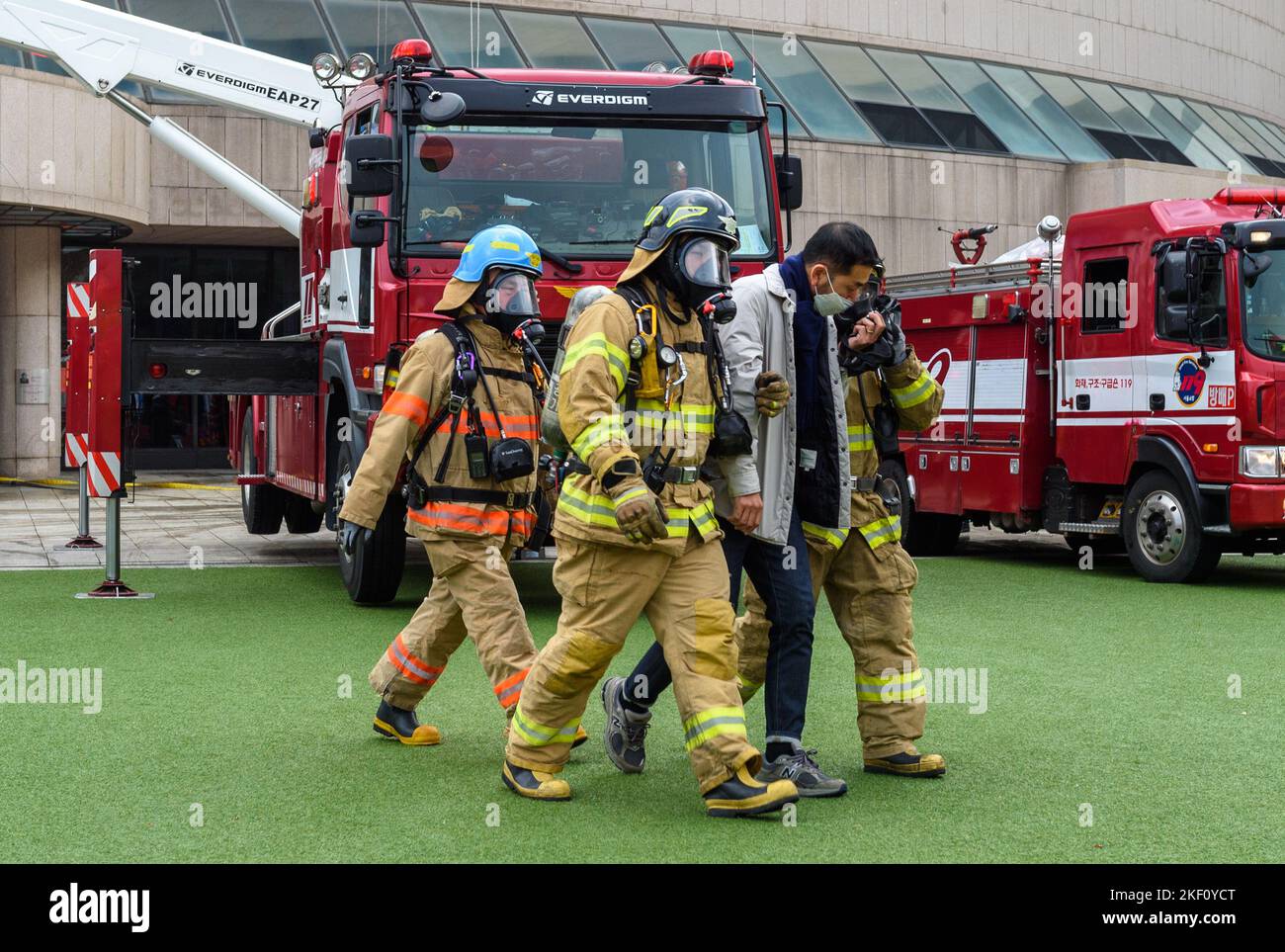 Seoul, Südkorea, 15/11/2022, Ein Feuerwehrteam führt im Rahmen des ...