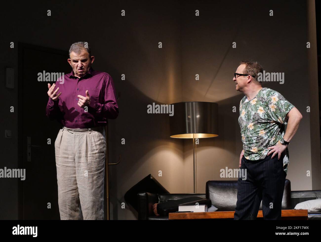 09. November 2022, Berlin: Die Schauspieler Karsten Kramer (Antoine), Dominique Horwitz (Pierre ...