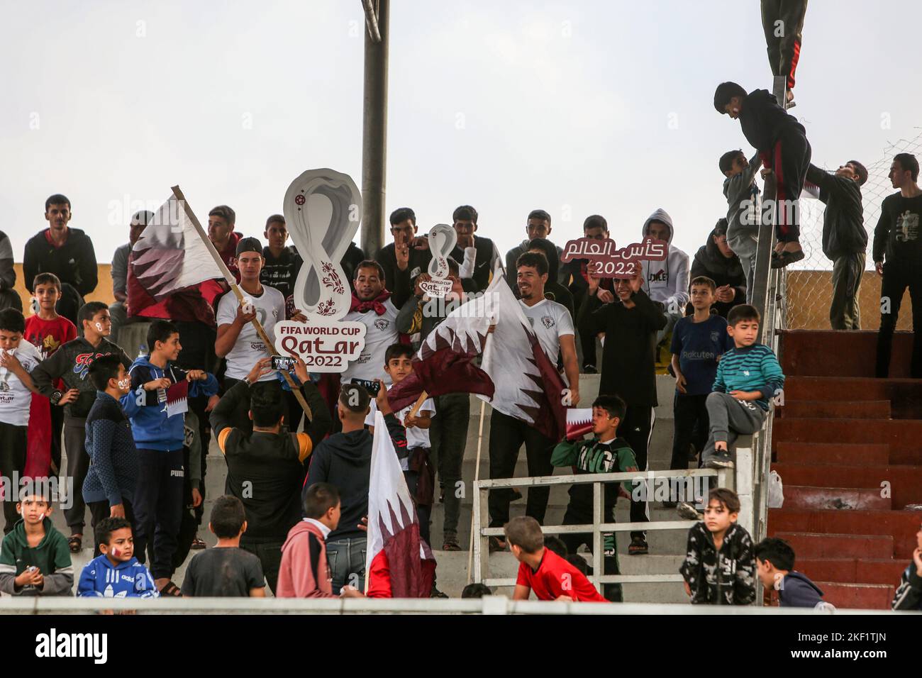 Die Spieler des Jugendclubs Rafah posieren ein Mannschaftsspiel ...