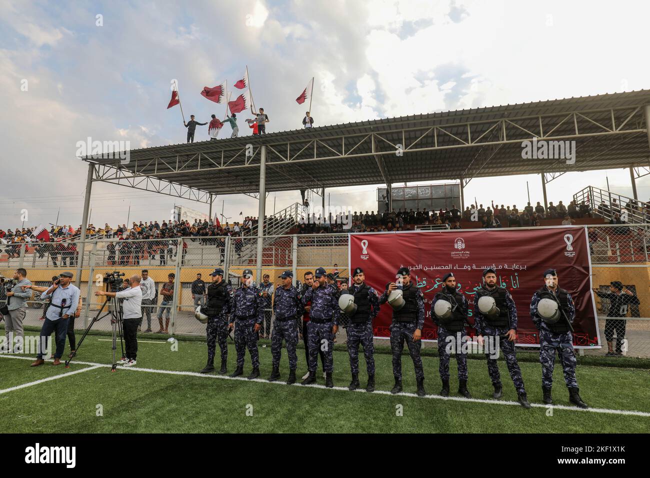 Die Spieler des Jugendclubs Rafah posieren ein Mannschaftsspiel ...