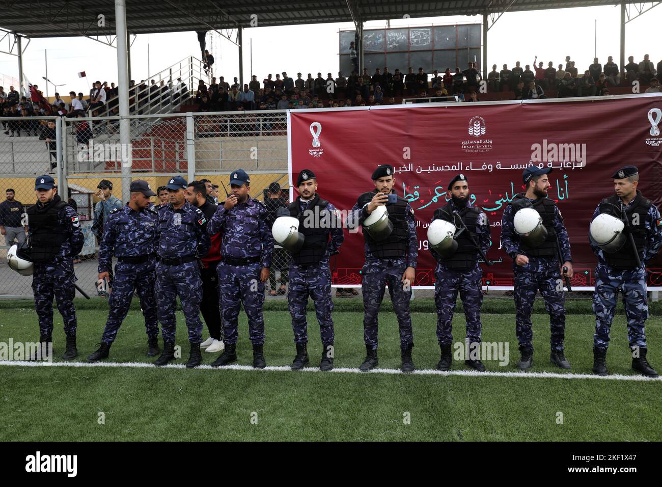 Die Spieler des Jugendclubs Rafah posieren ein Mannschaftsspiel ...
