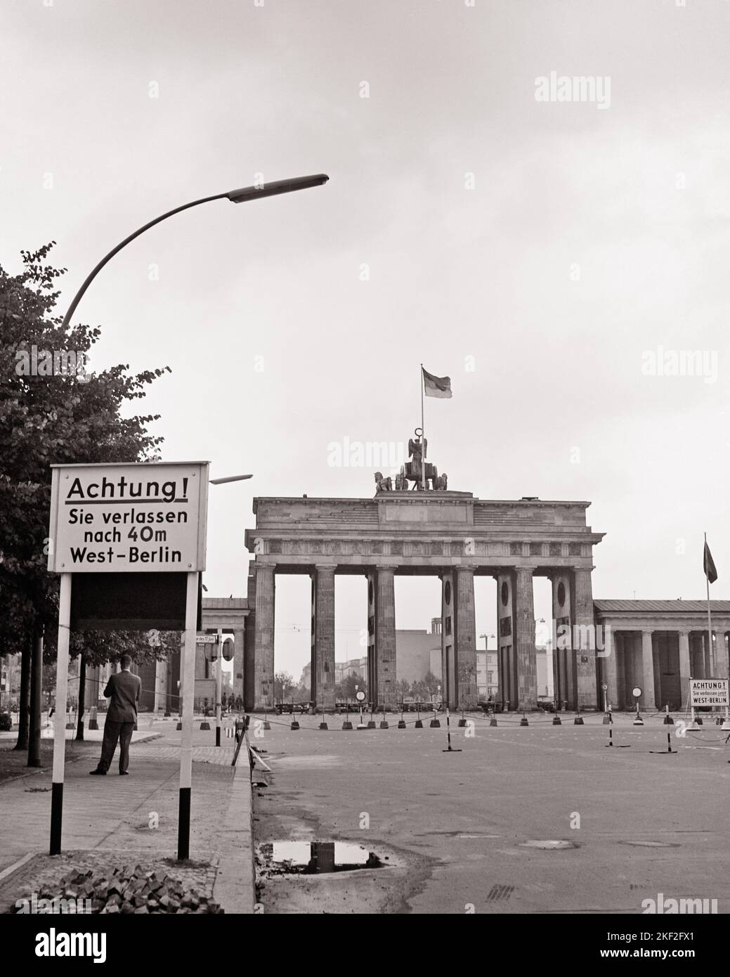 Sie verlassen west berlin -Fotos und -Bildmaterial in hoher Auflösung ...