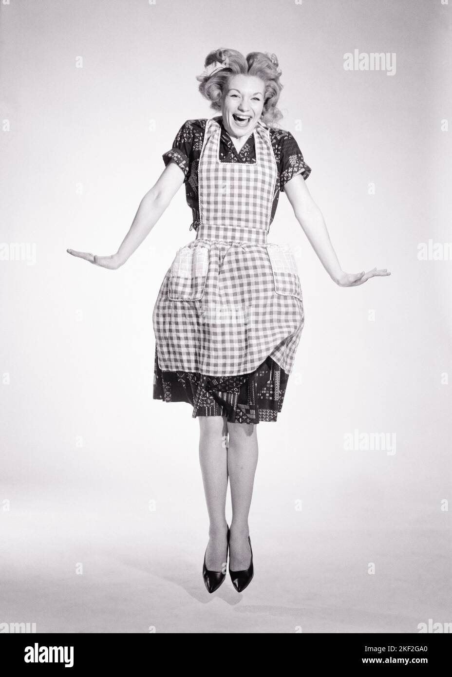 Housewife 1960s aprons -Fotos und -Bildmaterial in hoher Auflösung – Alamy