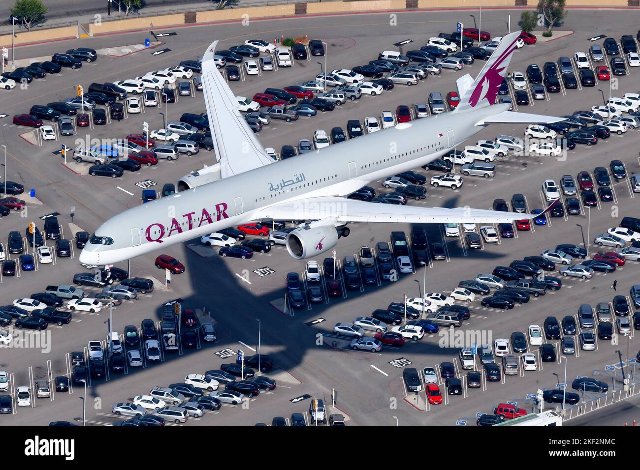 Qatar Airways Airbus A350 fliegt. Flugzeug A350-1000 Modell der ...
