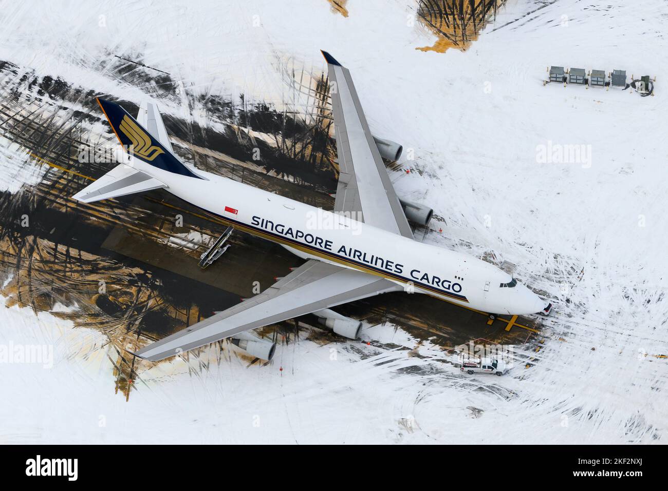 Singapore Airlines Cargo Boeing 747-400F Frachtflugzeug auf Schnee ...