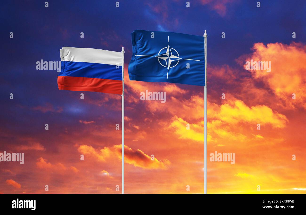 Flaggen der NATO und Russlands an der Wand mit großem Riss in der Mitte ...