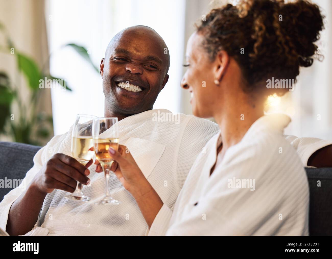 Entspannen Sie sich im Spa, und genießen Sie das Glück mit Ehe, Liebe ...