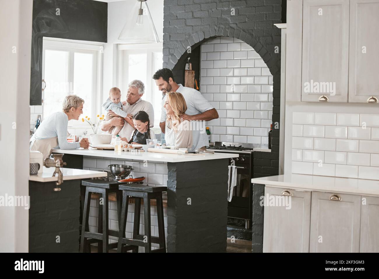 Glückliche große Familie, Küche und Kochen zu Hause, Kleben und Spaß ...