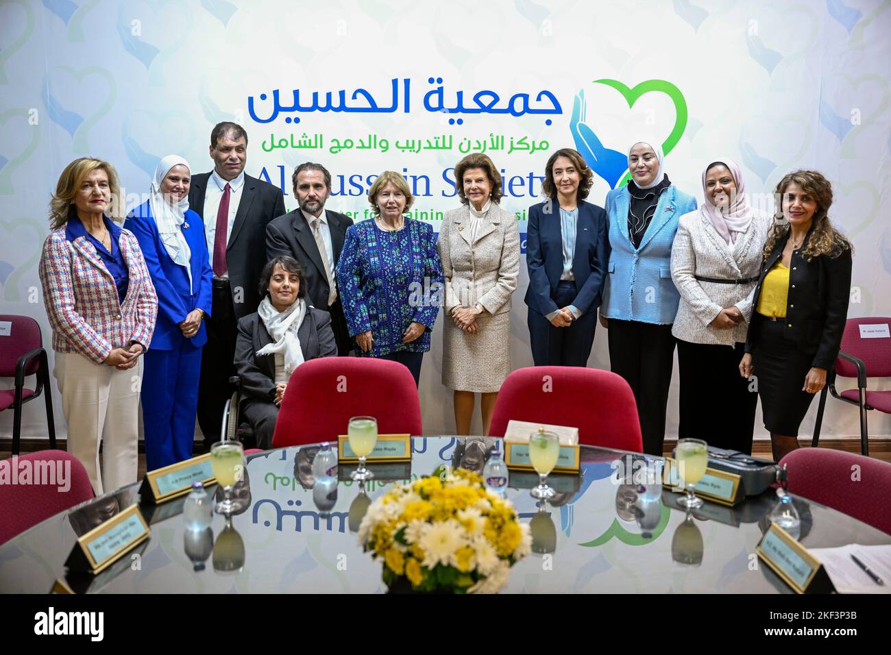 Regisseur Anni Mazagobian Abu Hanna (ganz links), seine Königstochter ...