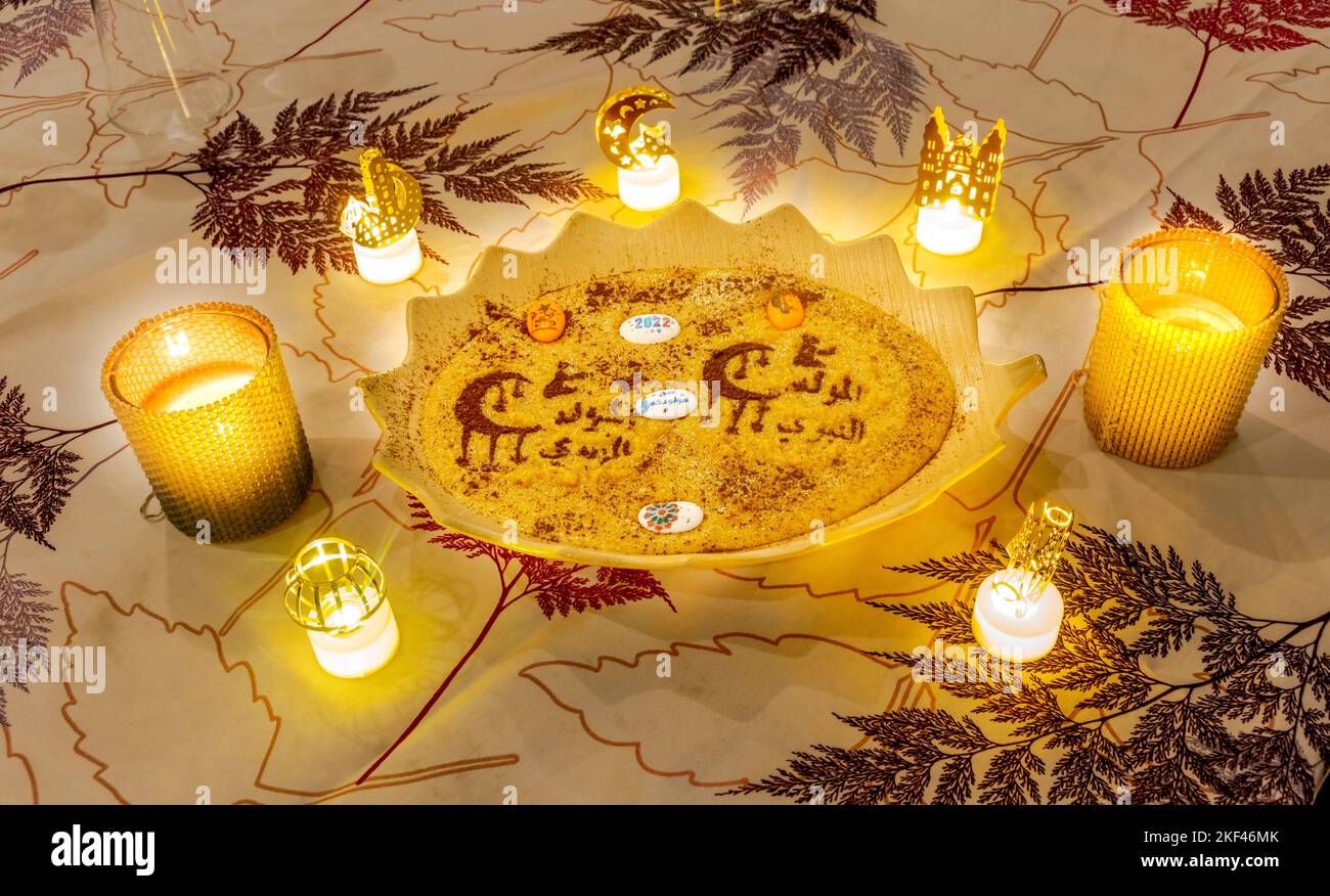 Ein hausgemachter tamina-Teller, dekoriert mit Halbmonden, Kerzen und ...