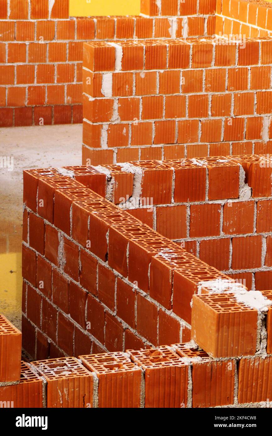 Die Mauern eines Einfamilienhauses, Rohbau, Ziegel, Mauer, Ziegelmauer ...
