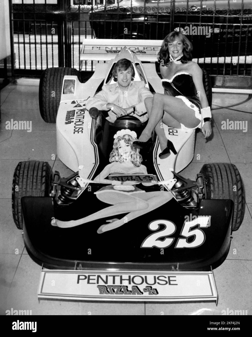 Rennfahrer Guy Edwards und Penthouse Pet Suzanne Turner im neuen Penthouse Rizla Hesketh 308B ...
