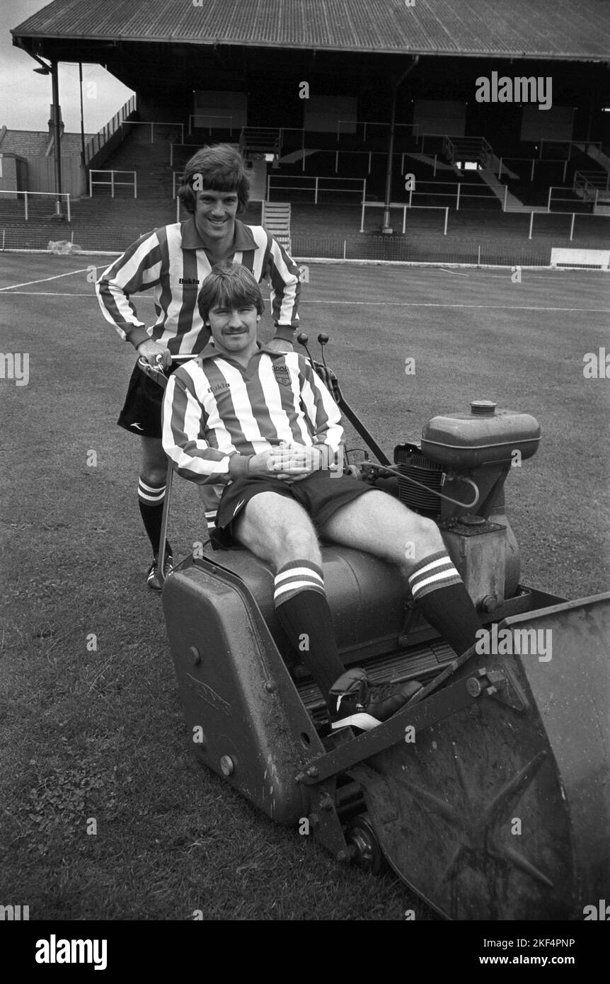 Steve Phillips fährt auf einem Rasenmäher, der von Brentford ...