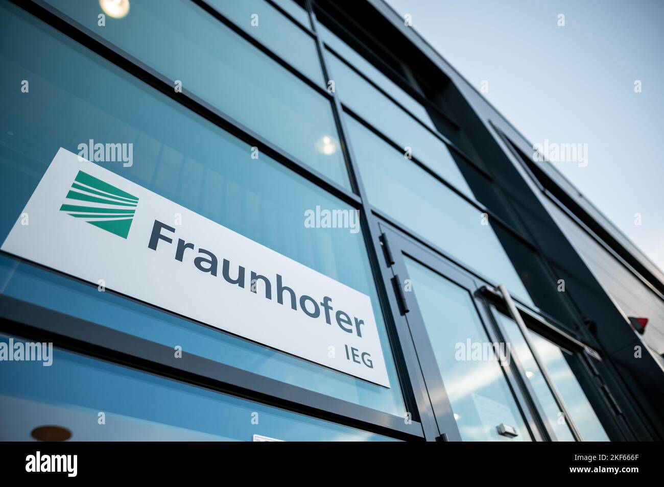 Bochum, Deutschland. 16.. November 2022. Das Fraunhofer IEG Logo hängt ...