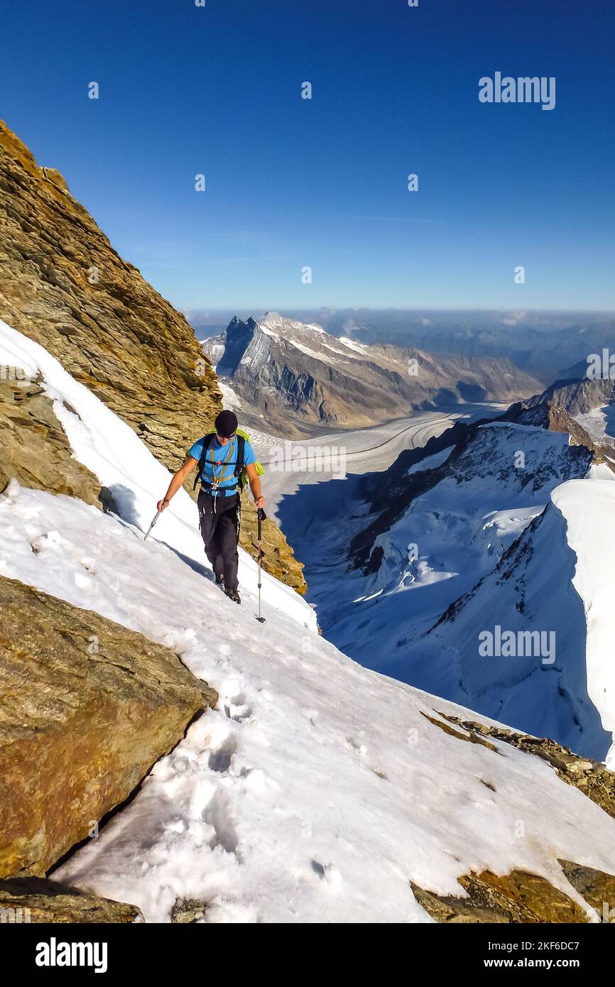 Beschreibung: Bergsteiger mit Steigeisen und Eispickel klettert ...